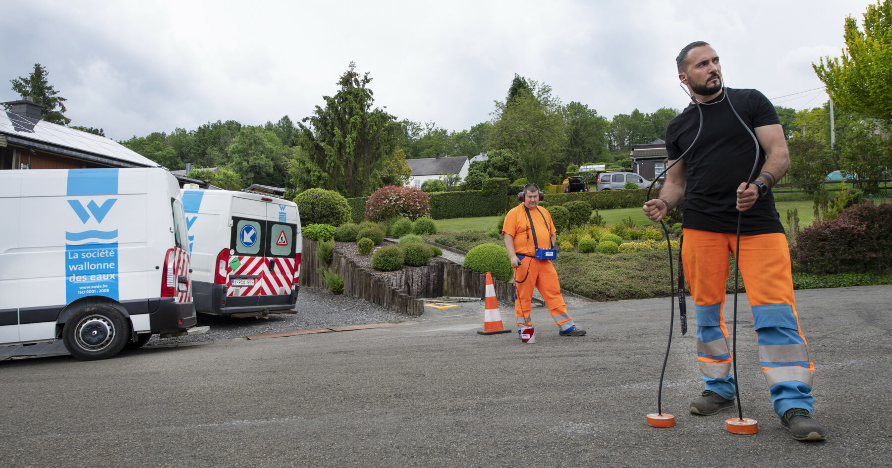Le personnel de la SWDE... dans Paris-Match